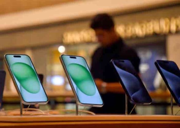 Apple’s iPhone CY25 exports from India cross Rs 2 lakh crore for first ...