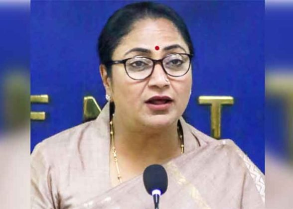 Delhi CM Rekha Gupta Urges Plastic Industry To Play Major Role, Help ...