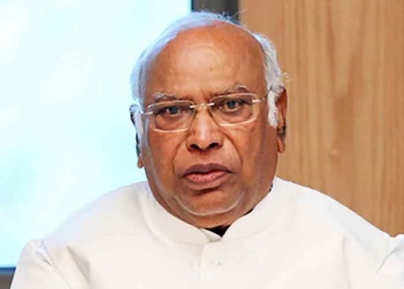 Kharge demands resignation of Education Minister first, as govt blocks ...